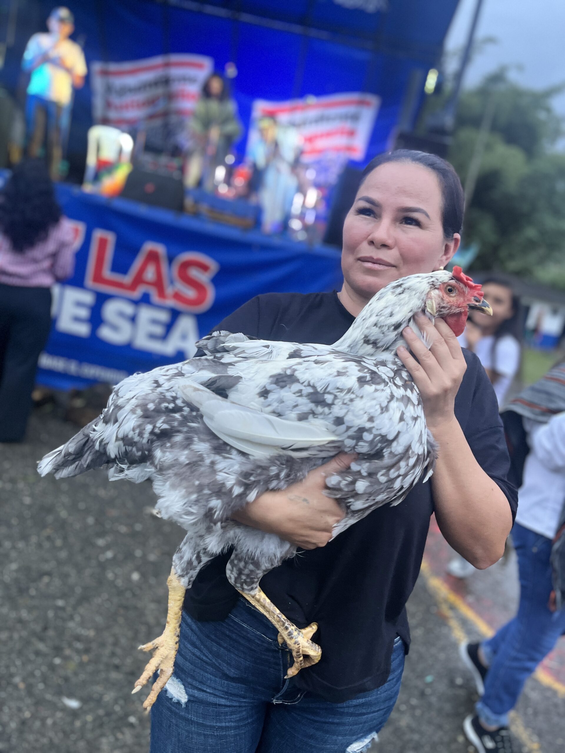 Elena se corona como campeona en la Feria Mundial de los Gallos ...